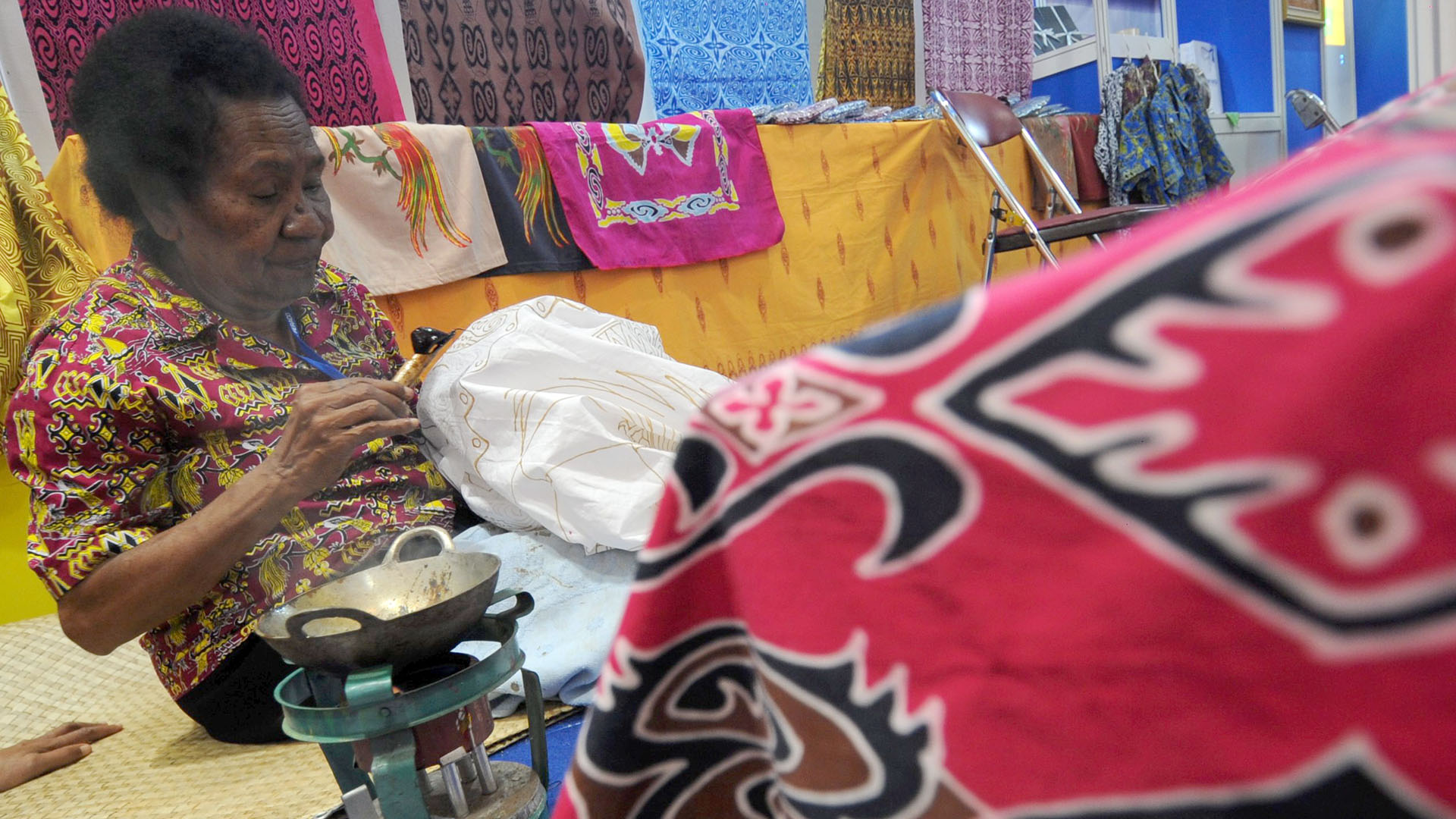 Mengenal Mama Ibo dan Batik Sentani asal Papua – The Textile Map – Blog