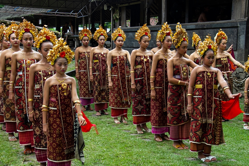 Tenun Gringsing: kain tenun ikat ganda dari Desa Tenganan, Bali – The ...