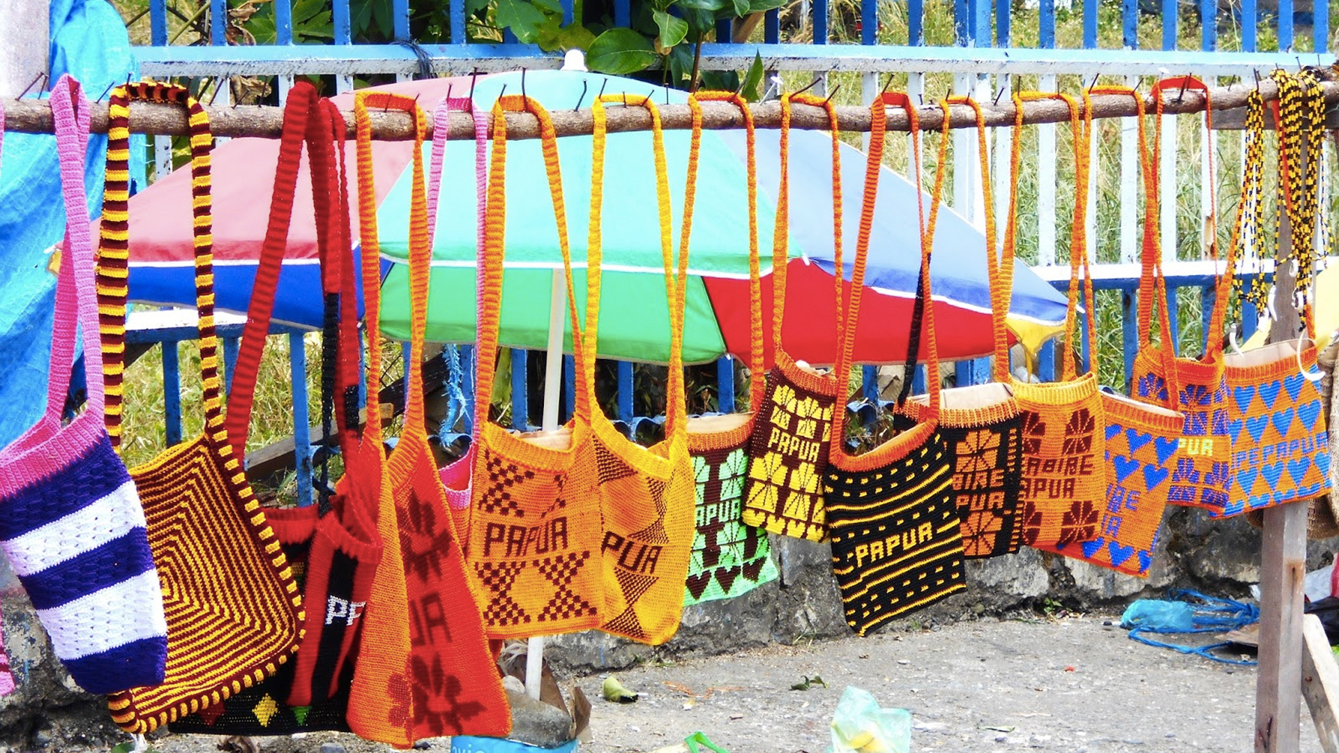 Noken: Simbol Kehidupan Perempuan Papua Yang Terjalin dari Serat Kayu ...