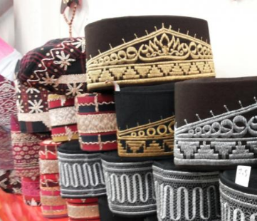 Mengenal Sulam Usus, Kain Tradisional Warisan Suku Lampung Pepadun ...