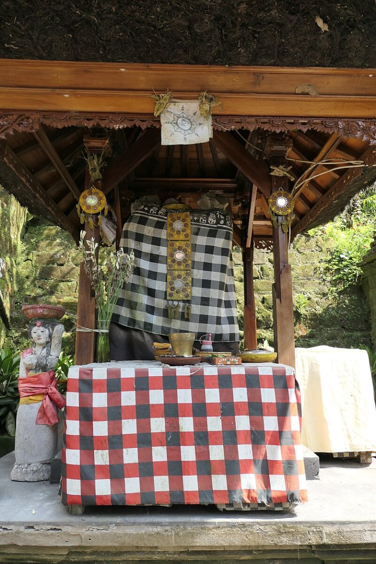 Saput Poleng: Kain Lambang Keseimbangan Asal Bali – The Textile Map – Blog